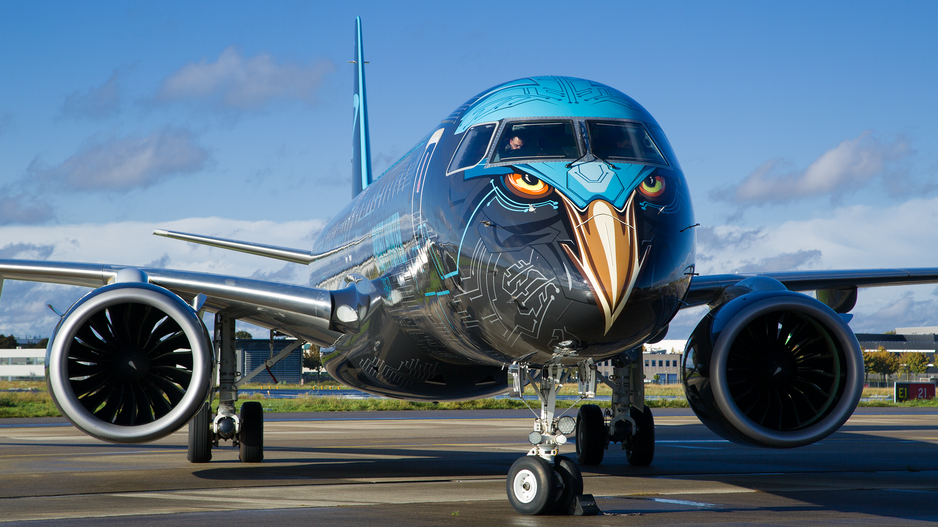 Company demonstrator Embraer E195-E2 op Maastricht Aachen Airport ...