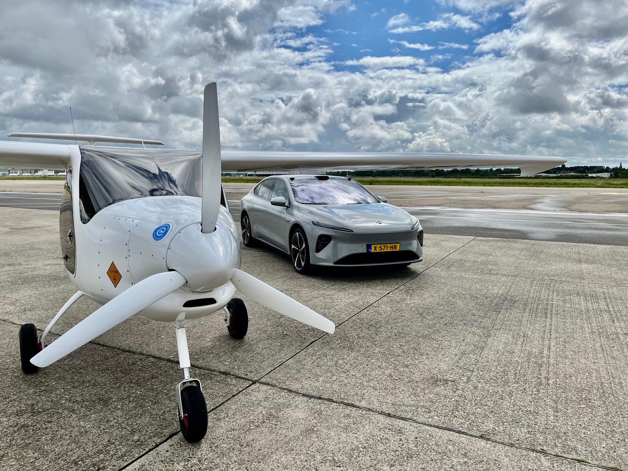 Electrifly landt op Maastricht Aachen Airport - Maastricht Aachen Airport